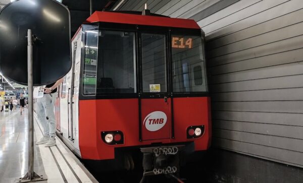 TMB retira el último tren de la serie 2000 que circulaba en el metro de ...